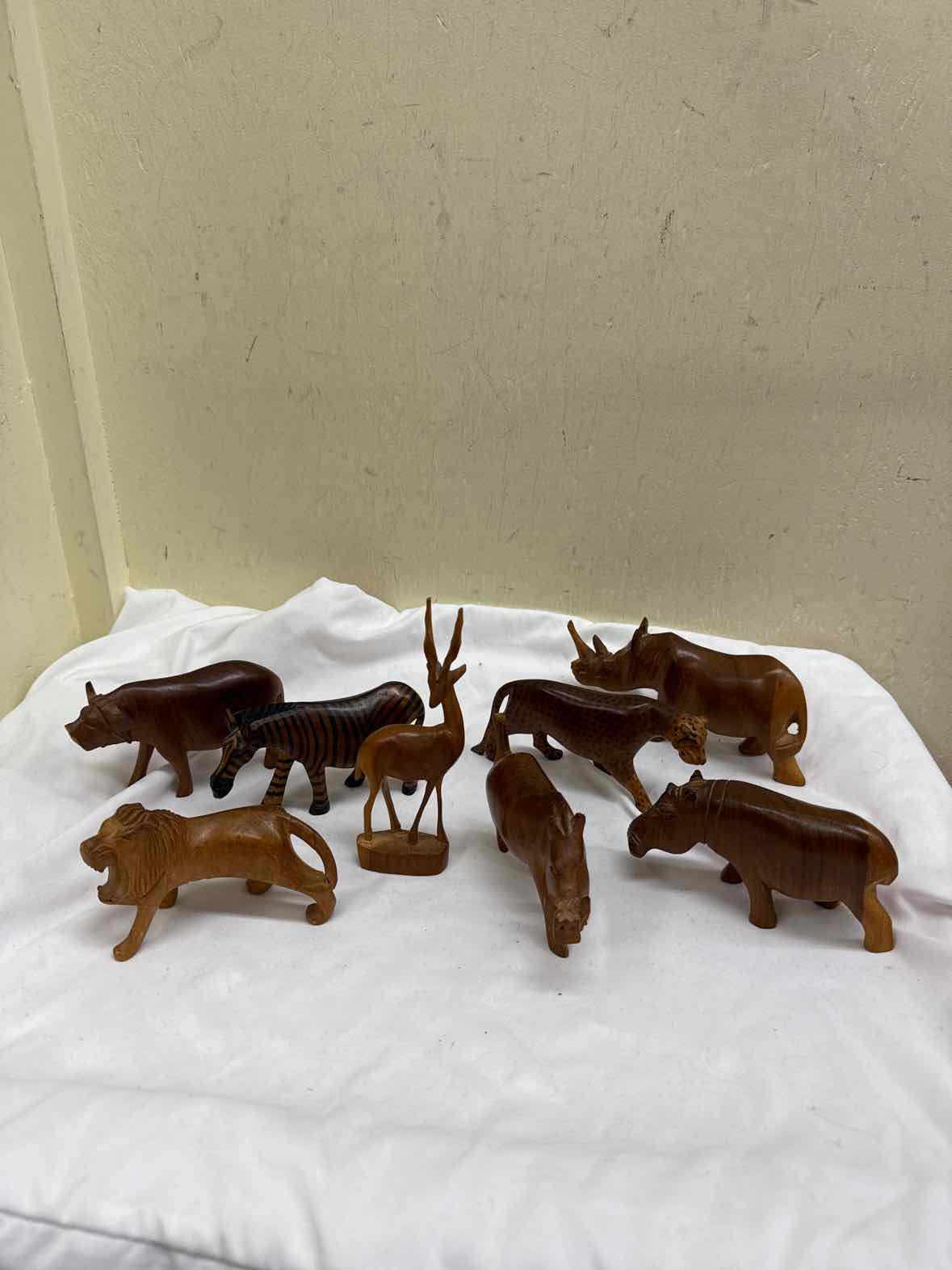 8PCS Wooden Hand Carved Safari Animals Figurines – Off The Rack